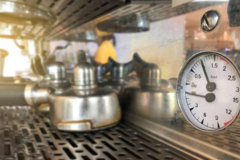 How to Use an Espresso Machine (6 Easy Steps For Beginners)